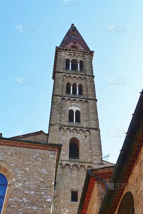 佛罗伦萨新圣母玛利亚教堂修道士乔托·迪·邦多纳耶稣十字架垂直画幅灵性教堂艺术十字形