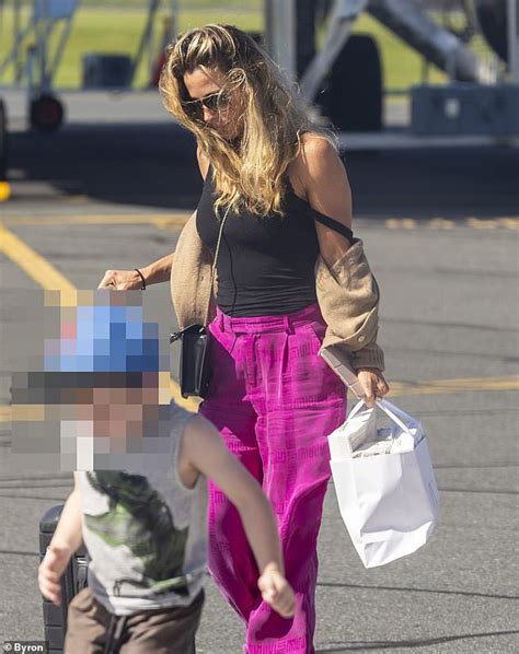 Shes Just Like Us Elsa Pataky Dresses For Comfort As She Ditches Her Private Jet For A Jetstar