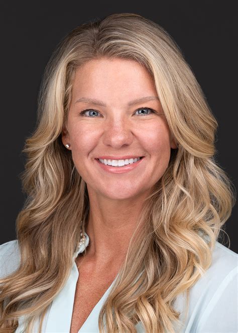 30 Professional Headshot Examples For Men And Women In 2026
