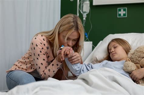 Una Madre Que Se Ocupa De Cuidar A Su Hijo Enfermo En Un Ambiente Hospitalario Lleno De Cuidados
