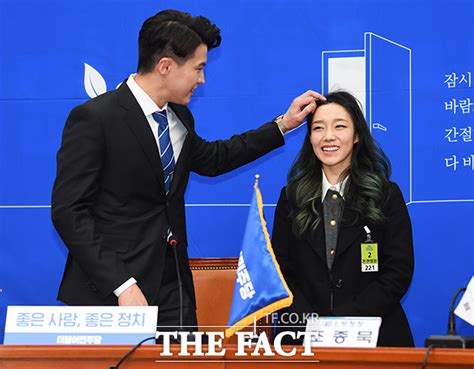 Tf포토 더불어민주당 영입인재 5호 오영환 소방관과 부인 김자인 포토 기사 더팩트