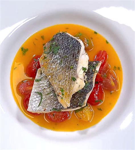 לברק ים בציר דגים זעפרן ועגבניות טעמים אורבניים