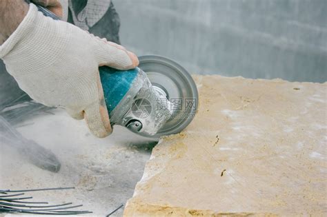 工人用切割机切割石块高清图片下载 正版图片504011790 摄图网