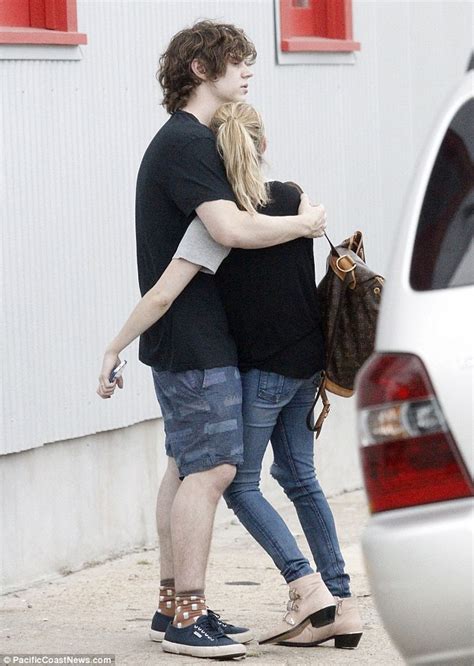 헐리우드 그때 그 폭행사건으로 경찰조사 받고 나온 엠마 로버츠 안아주는 에반 피터스