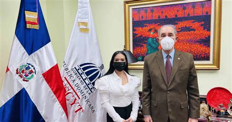 Titular Del Mescyt Recibe A La Ingeniera Aeroespacial Dominicana