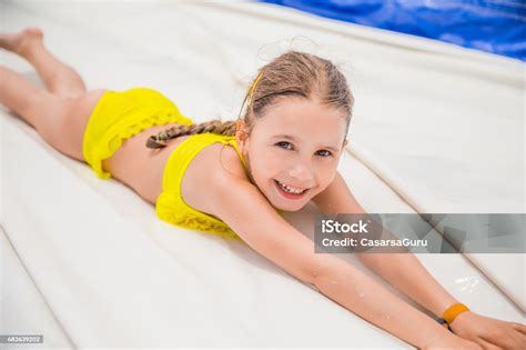 Glück Auf Wasserrutsche Für Kleine Mädchen Stockfoto Und Mehr Bilder