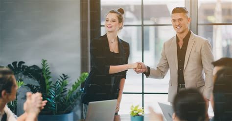 성공과 승리의 개념 코워킹 스페이스에서 승리를 축하하는 행복한 비즈니스 팀 사진 Unsplash의 성취 이미지