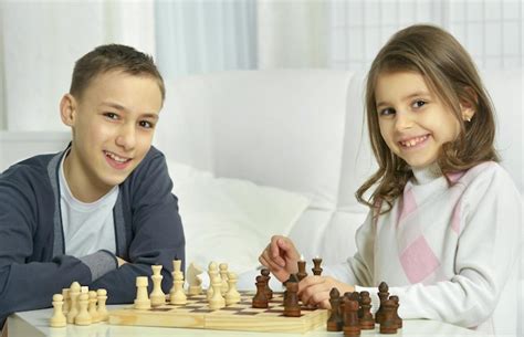 Hermano Y Hermana Jugando Al Ajedrez Foto Premium