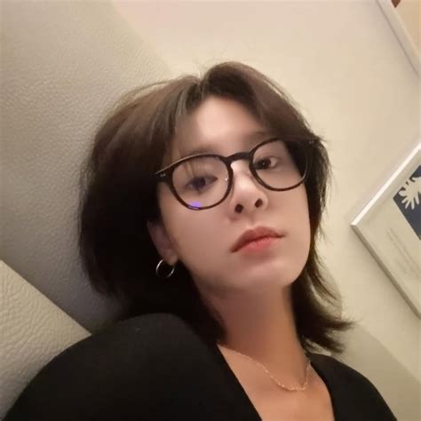 인`스타`그램 세상 `29세` 설인아 8월 끝자락에서 뽐낸 시크한 매력기타 부터 바이크까지 세련미 가득한 일상 Zum 뉴스