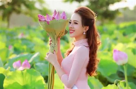 Bật Mí Các Tư Thế Chụp Ảnh Với Hoa Sen Đẹp Nhất