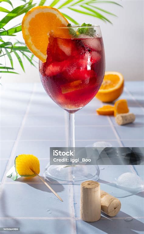 전통적인 스페인 여름 상쾌한 음료 칵테일 틴토 데 베라노 상그리아에 대한 스톡 사진 및 기타 이미지 상그리아 각얼음 감귤류 과일 Istock