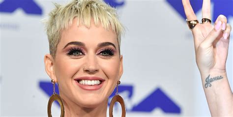 Katy Perry Neemt Tattoo Ter Ere Van Haar Las Vegas Residency