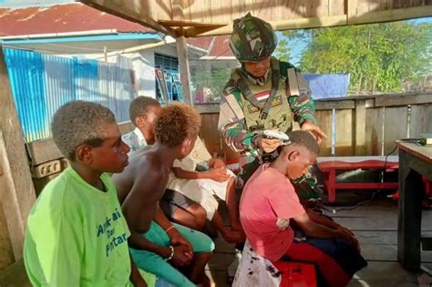 Prajurit Tni Dari Yonif 503 Kostrad Fasilitasi Cukur Rambut Gratis Bagi