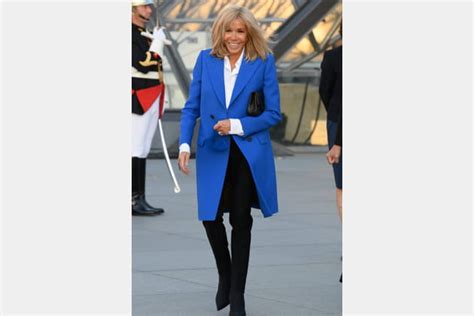 Brigitte Macron En Manteau Bleu électrique Et Chemise Blanche
