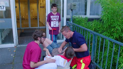 Bewusstlos Im Bollerwagen Video Rtlzwei