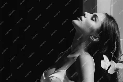 Premium Photo Fashion And Beauty Sensual Fashion Woman Face Close Up
