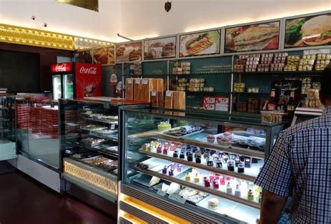 Mohan Peda Shop Opens 24 Hours In Allahabad Kanpur Route People Order