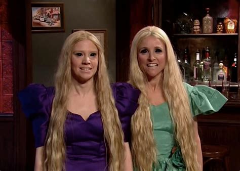 Julia Louis Dreyfus And Kate Mckinnon As Aliens