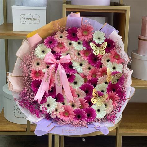 Ramo De 75 Rosas Blancas Y 4 Orquideas Phalenosis Con Papel Coreanos