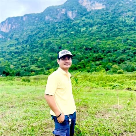 ชวลิต กำแพงแก้ว Chavalitkampangkaew • Threads Say More