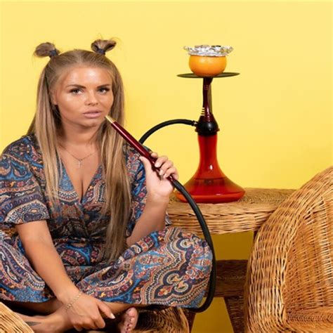 روشنتك في سيجارتك التدخين إغراء يتحدى أنوثتك وجاذبيتك