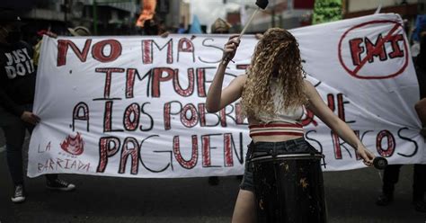La Policía Y Manifestantes Se Enfrentan Cerca De La Casa Presidencial