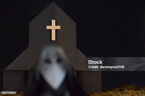유령의 수녀 앞에 검은색 텍스트 위한 공간에 고립 된 검은 교회 종이 접기 지저분한 잔디밭의 할로윈 배경 초점 흐리게 초점 교회에 대한 스톡 사진 및 기타 이미지 Istock