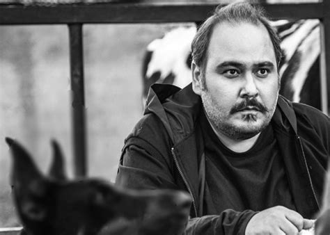 تاریخ خاکسپاری مرحوم رضا داوود نژاد او در کنار مادر بزرگش به خاک سپرده میشود طرفداری