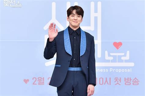 Profil Kim Min Kyu Pemeran Sekretaris Cha Sung Hun Di A Business Proposal