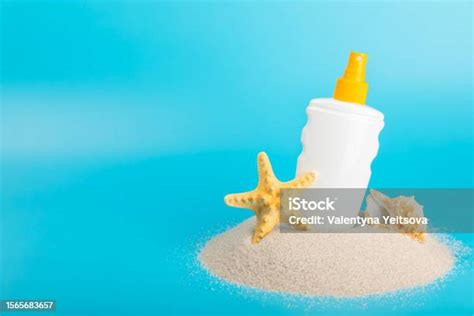 파란색 배경에 자외선 차단제 Spf 크림 자외선 차단 자외선 차단 여름 휴식과 휴가의 개념 여름 분위기 디자인 모형 베케이션뷰티