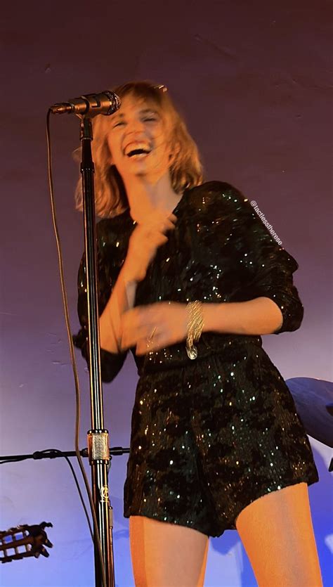 Kai Hugged Maya Today On Twitter Famosos Celebridades Femeninas