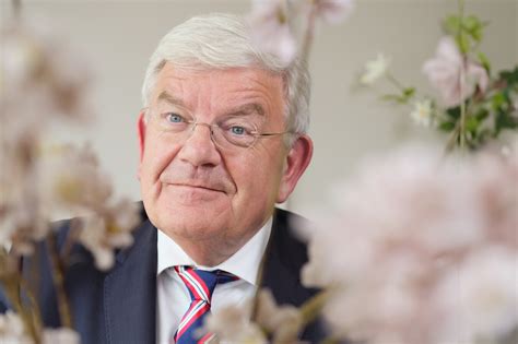 Burgemeester Jan Van Zanen ‘mijn Vader Vond De Politiek Maar Niks Maar Hij Was Mijn Grootste