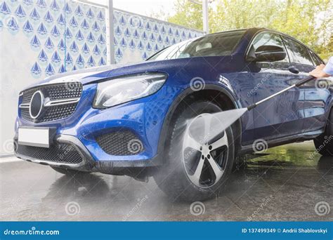 Auto Washing Reinigungs Auto Unter Verwendung Des Hochdruckwassers Autowashing Stockbild Bild