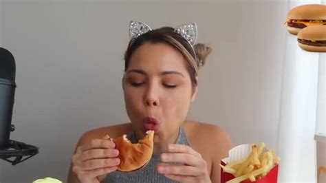 Hot Mukbanger Wolfs Down Multiple Cheeseburgers