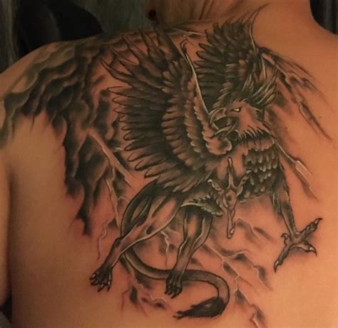 Com O Corpo De Cabeça Asas E Garras De Uma águia De Um Leão A Garra