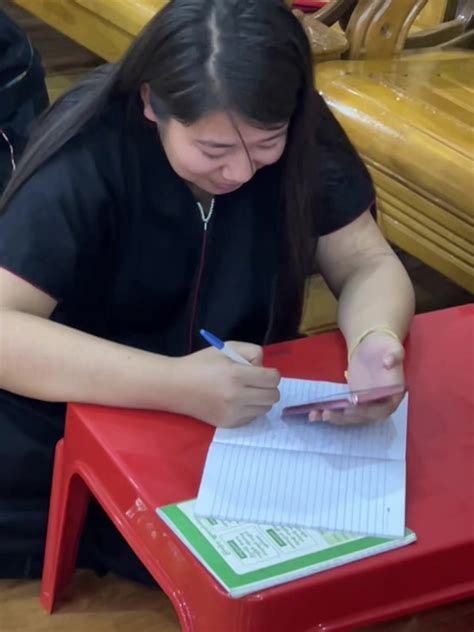 ဆံပင်ရှည်ရှည်လေးနဲ့😍😍 အပြုံးနက်မျက်လုံးမကြည့်နက်ရူးတွားမယ်😑 ချစ