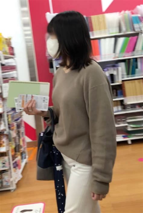 【お買い物中の眺め61】スタイルの良い人妻の柔らかそうなオッパイ！ Next動画、net動画