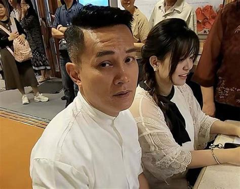 恭喜！50岁香港男星突然宣布再婚，转行直播卖虫草赚钱养家何俊时候发展