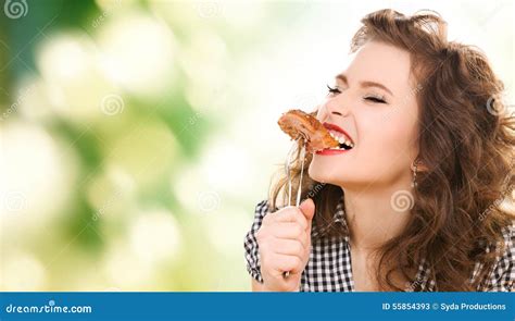 La Giovane Donna Affamata Che Mangia La Carne Sopra Porge Il Verde
