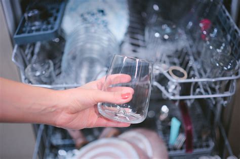 가정용 주방에서 안경을 깨끗이 닦고 식기 세척기를 엽니다 유리잔에 대한 스톡 사진 및 기타 이미지 유리잔 비위생적 물 Istock