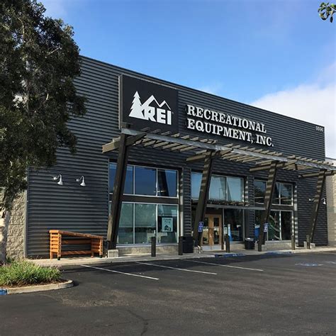 Rei Storefront