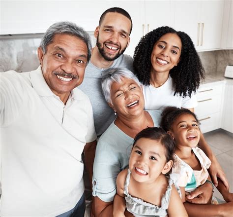 Selfie Grande Família E Retrato Na Cozinha De Casa Se Unindo E Se