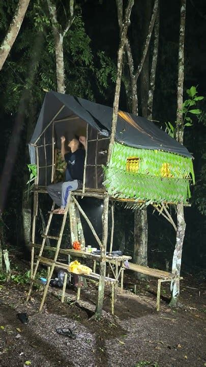 Kegiatan Yang Sangat Menyenangkan Diluar Ruangan Berkemah Di Hutan Saat Hujan Deras Turun