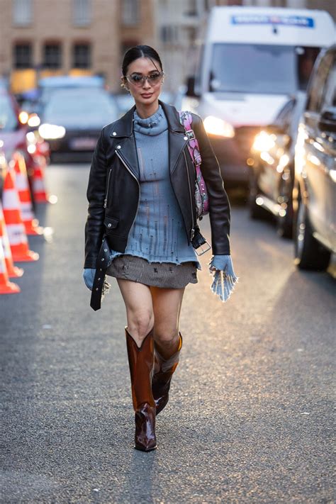Las Botas Vaqueras Se Llevan Con Estos Suéteres Elegantes En Otoño 2025