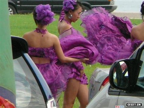 女孩大街上换衣服 中国娱乐资讯网cecetcn