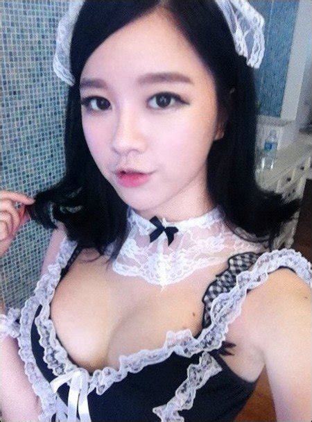 고두림 하녀 코스프레 중 가슴골 파인 옷 입고… 네이트 뉴스