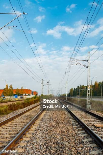 Dua Rel Kereta Api Jalur Dengan Saluran Listrik Foto Stok Unduh Gambar Sekarang Arah