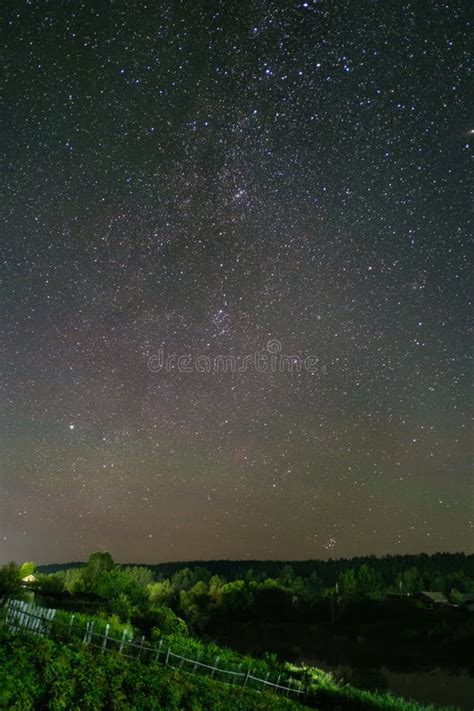 Noche Estrellada En El Campo En Verano Imagen De Archivo Imagen De Brillante Manera