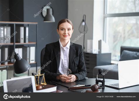 Abogada Sentada Lugar Trabajo — Foto De Stock © Serezniy 355313438