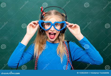 In Der Liebe Mit Ihrem Schulleben Fantastisches Schulm Dchen Schulmode Sorgloses Jugendlich